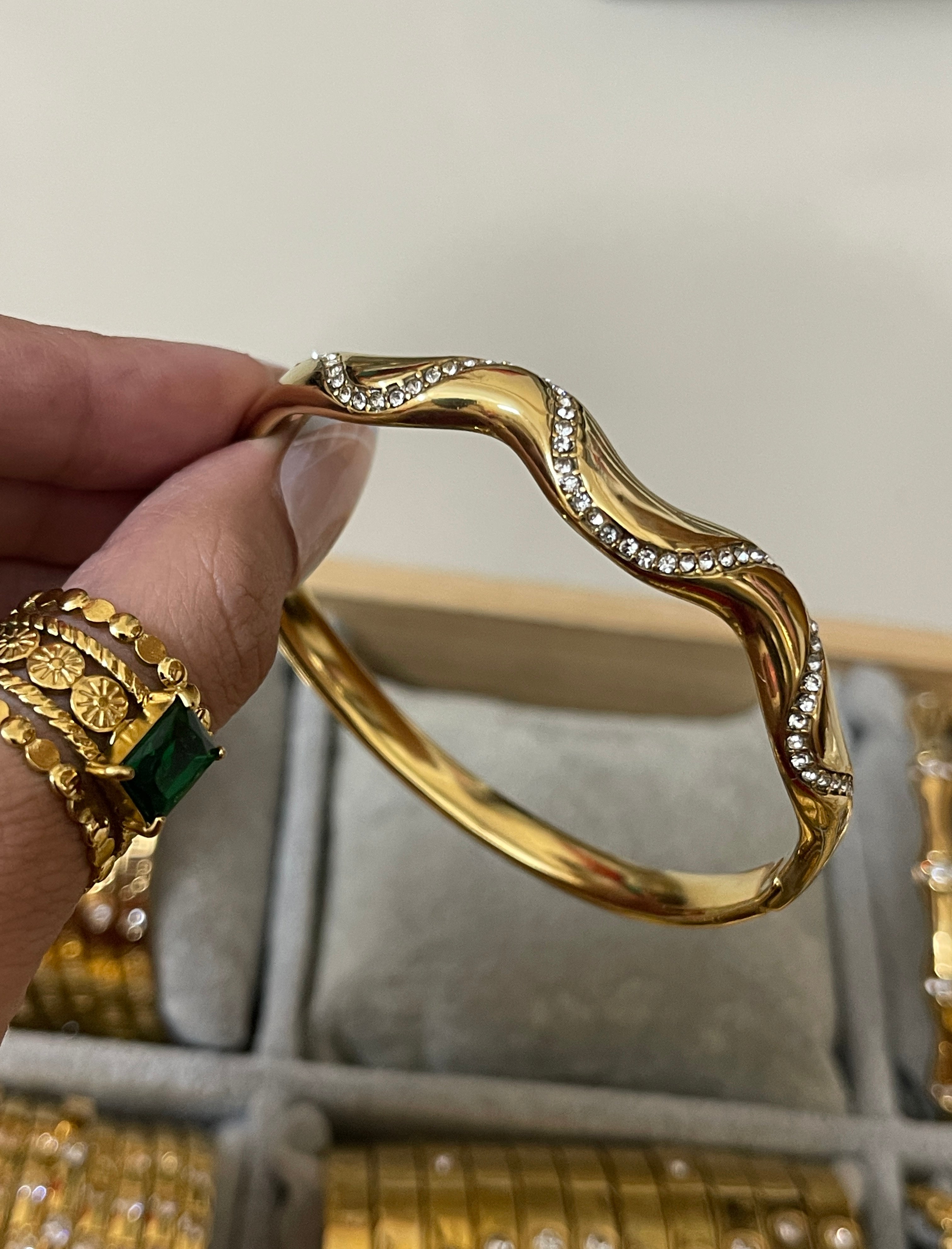 Wavy Bangle – Arcelia Shopping